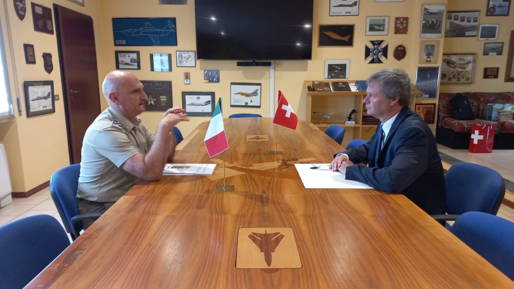 F-35 svizzeri: il segretario generale della Difesa di Berna visita la ...